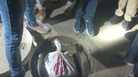 तस्करी का अजब गजब तरीका, बीच सड़क के 6 फीट अंदर बना था शराब का तहखाना ...